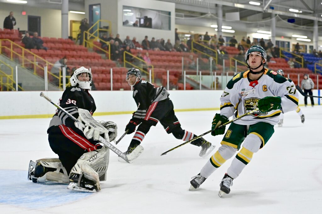 Fort Frances Score 5 Unanswered for Upset Win Over Sioux Lookout | SIJHL